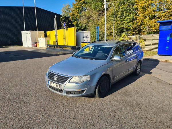 Blue Volkswagen Passat 2010 in Vilnius, with an engine capacity of 2.00 L and mileage of 355 thousand km for 2000 €, photo 1 on AUTOMOTO.COM.LV