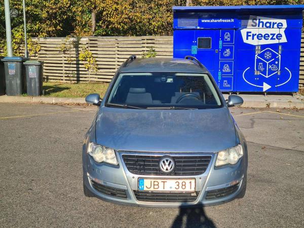 Blue Volkswagen Passat 2010 in Vilnius, with an engine capacity of 2.00 L and mileage of 355 thousand km for 2000 €, photo 2 on AUTOMOTO.COM.LV