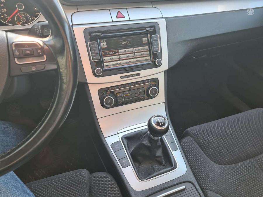 Blue Volkswagen Passat 2010 in Vilnius, with an engine capacity of 2.00 L and mileage of 355 thousand km for 2000 €, photo 12 on AUTOMOTO.COM.LV