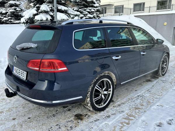 Blue Volkswagen Passat 2011 in Vilnius, with an engine capacity of 1.40 L and mileage of 320 thousand km for 4900 €, photo 4 on AUTOMOTO.COM.LV