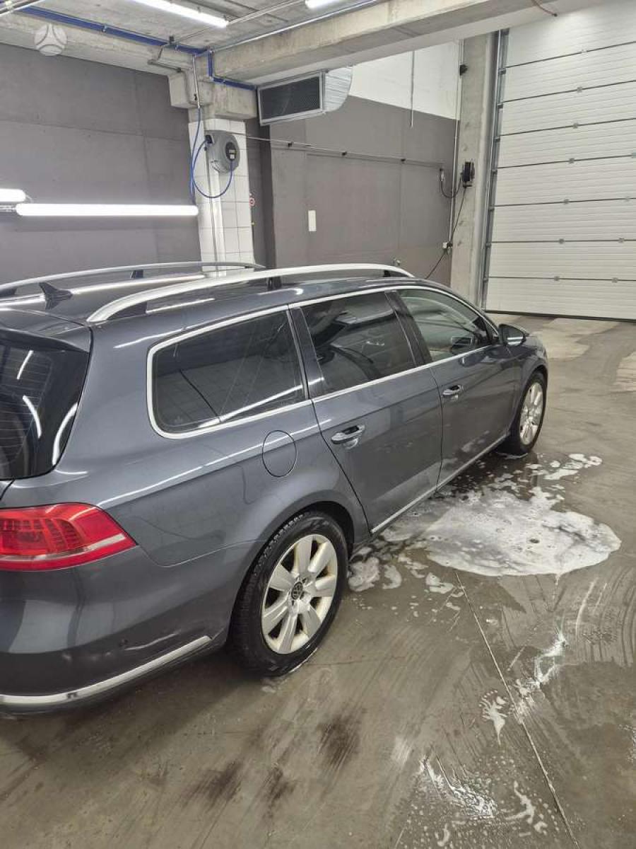 Blue Volkswagen Passat 2011 in Kaunas, with an engine capacity of 1.97 L and mileage of 352 thousand km for 6900 €, photo 3 on AUTOMOTO.COM.LV