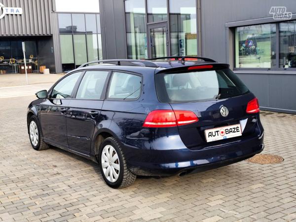 Blue Volkswagen Passat 2011 in Siauliai, with an engine capacity of 1.60 L and mileage of 270 thousand km for 3950 €, photo 6 on AUTOMOTO.COM.LV