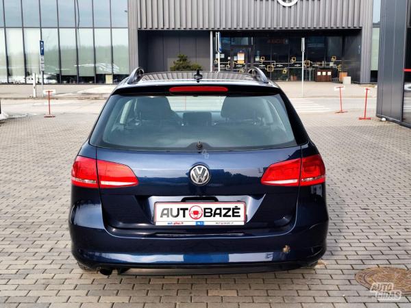 Blue Volkswagen Passat 2011 in Siauliai, with an engine capacity of 1.60 L and mileage of 270 thousand km for 3950 €, photo 7 on AUTOMOTO.COM.LV