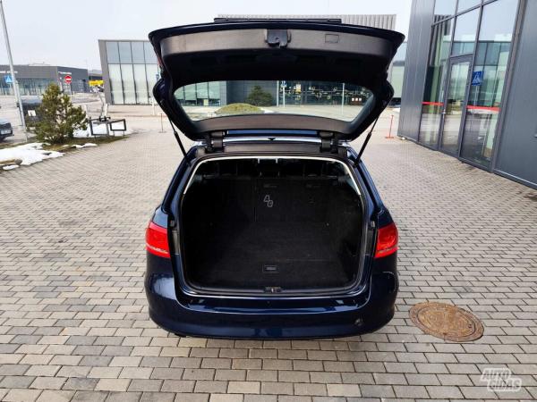 Blue Volkswagen Passat 2011 in Siauliai, with an engine capacity of 1.60 L and mileage of 270 thousand km for 3950 €, photo 8 on AUTOMOTO.COM.LV