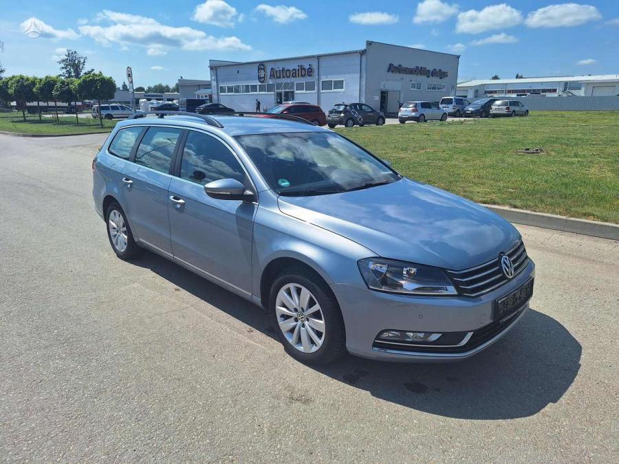 Blue Volkswagen Passat 2011 in Marijampole, with an engine capacity of 2.00 L and mileage of 260 thousand km for 3999 €, photo 1 on AUTOMOTO.COM.LV