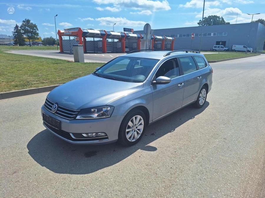 Blue Volkswagen Passat 2011 in Marijampole, with an engine capacity of 2.00 L and mileage of 260 thousand km for 3999 €, photo 3 on AUTOMOTO.COM.LV