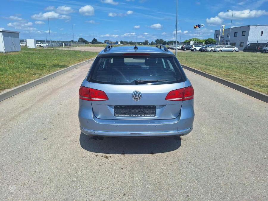 Blue Volkswagen Passat 2011 in Marijampole, with an engine capacity of 2.00 L and mileage of 260 thousand km for 3999 €, photo 5 on AUTOMOTO.COM.LV