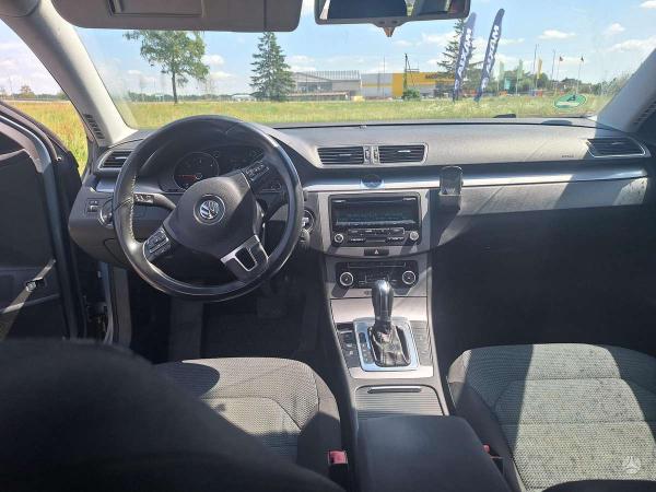 Blue Volkswagen Passat 2011 in Marijampole, with an engine capacity of 2.00 L and mileage of 260 thousand km for 3999 €, photo 5 on AUTOMOTO.COM.LV