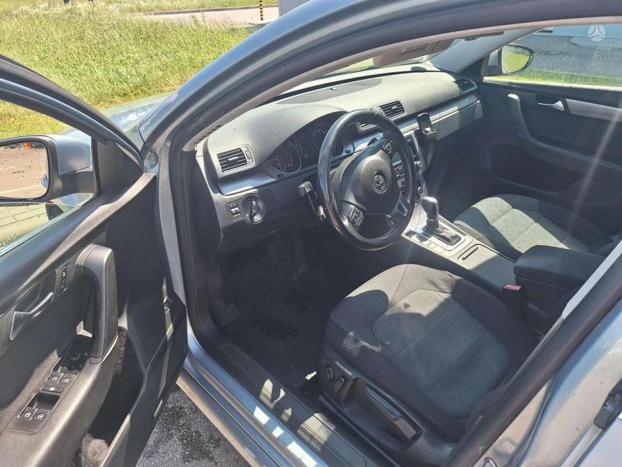 Blue Volkswagen Passat 2011 in Marijampole, with an engine capacity of 2.00 L and mileage of 260 thousand km for 3999 €, photo 7 on AUTOMOTO.COM.LV
