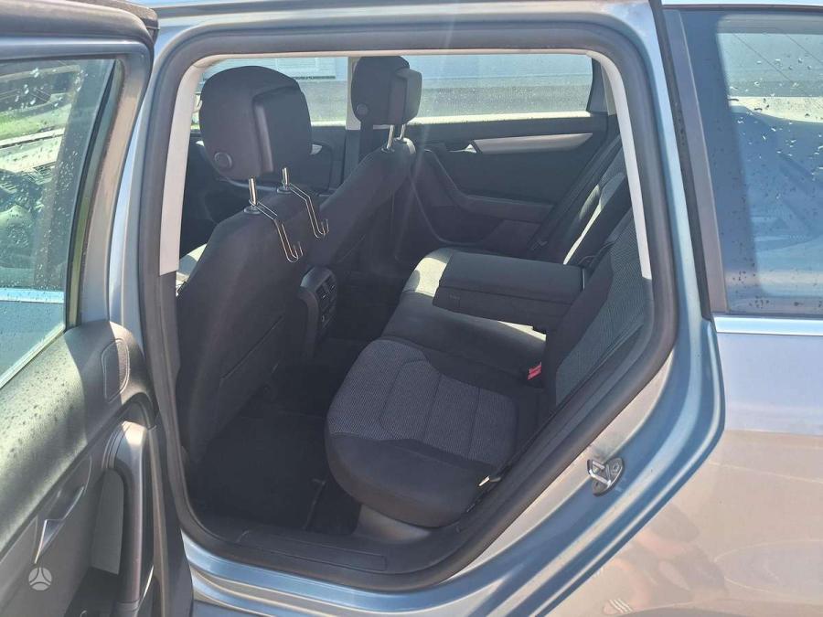 Blue Volkswagen Passat 2011 in Marijampole, with an engine capacity of 2.00 L and mileage of 260 thousand km for 3999 €, photo 8 on AUTOMOTO.COM.LV