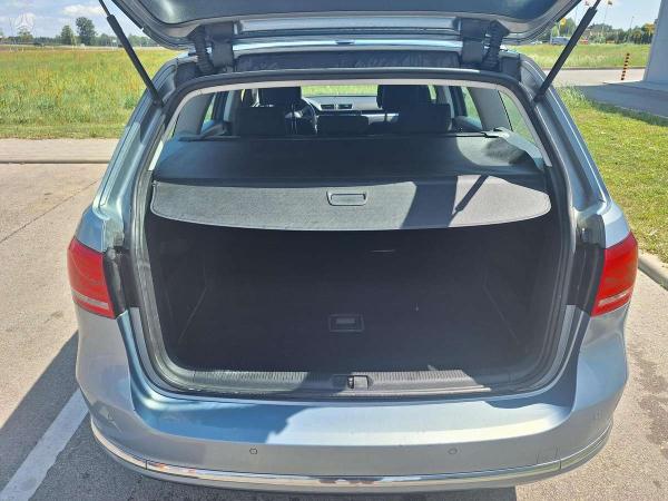 Blue Volkswagen Passat 2011 in Marijampole, with an engine capacity of 2.00 L and mileage of 260 thousand km for 3999 €, photo 8 on AUTOMOTO.COM.LV