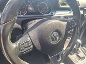 Blue Volkswagen Passat 2011 in Marijampole, with an engine capacity of 2.00 L and mileage of 260 thousand km for 3999 €, photo 10 on AUTOMOTO.COM.LV
