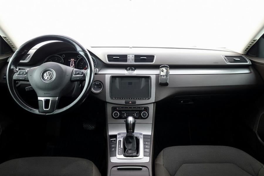 Blue Volkswagen Passat 2011 in Tallinn, with an engine capacity of 2.00 L and mileage of 474 thousand km for 1999 €, photo 6 on AUTOMOTO.COM.LV