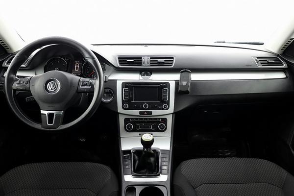 Blue Volkswagen Passat 2011 in Tallinn, with an engine capacity of 1.60 L and mileage of 379 thousand km for 1999 €, photo 6 on AUTOMOTO.COM.LV