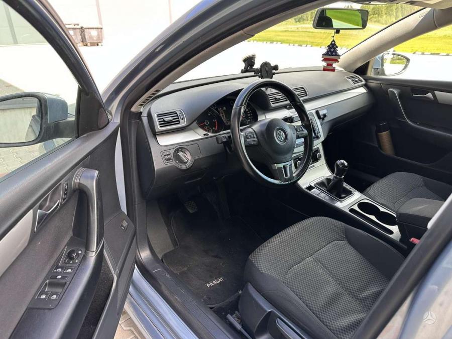 Zils Volkswagen Passat 2011 Šauļi, ar dzinēja tilpumu 1.60 L un nobraukumu 238 tūkst. km par 4800 €, foto 15 vietnē AUTOMOTO.COM.LV