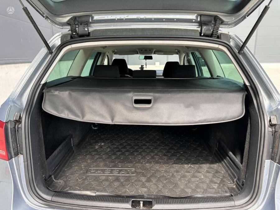 Zils Volkswagen Passat 2011 Šauļi, ar dzinēja tilpumu 1.60 L un nobraukumu 238 tūkst. km par 4800 €, foto 20 vietnē AUTOMOTO.COM.LV