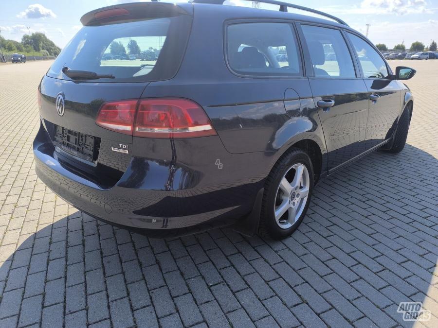 Blue Volkswagen Passat 2011 in Marijampole, with an engine capacity of 1.60 L and mileage of 265 thousand km for 3999 €, photo 5 on AUTOMOTO.COM.LV