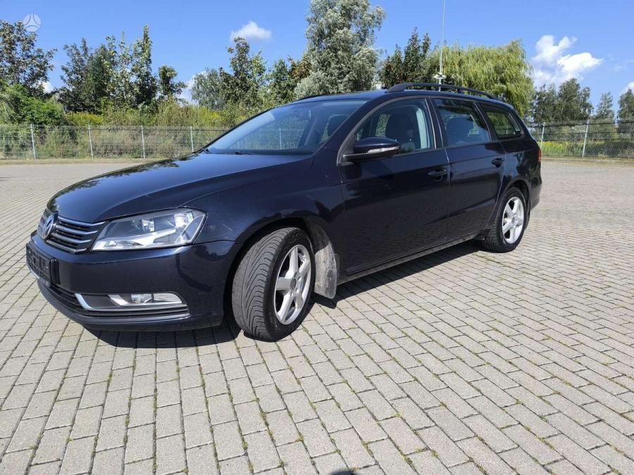 Blue Volkswagen Passat 2011 in Marijampole, with an engine capacity of 1.60 L and mileage of 266 thousand km for 3997 €, photo 3 on AUTOMOTO.COM.LV