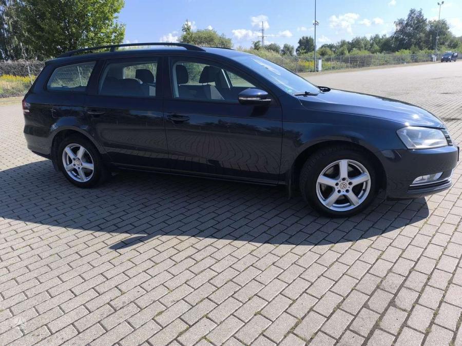 Blue Volkswagen Passat 2011 in Marijampole, with an engine capacity of 1.60 L and mileage of 266 thousand km for 3997 €, photo 4 on AUTOMOTO.COM.LV