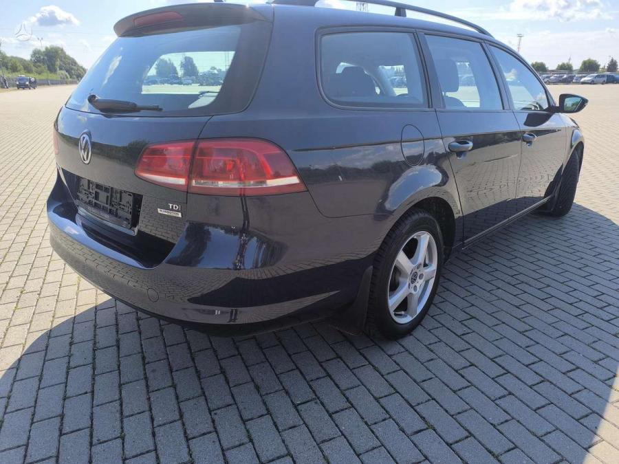 Blue Volkswagen Passat 2011 in Marijampole, with an engine capacity of 1.60 L and mileage of 266 thousand km for 3997 €, photo 5 on AUTOMOTO.COM.LV