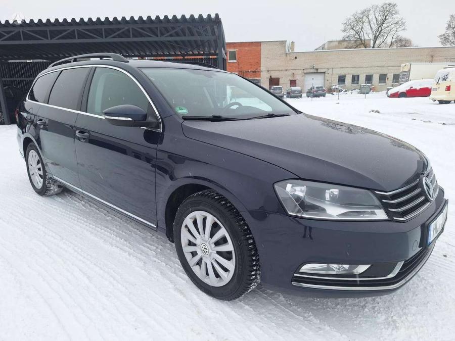 Blue Volkswagen Passat 2012 in Jonava, with an engine capacity of 1.60 L and mileage of 280 thousand km for 4350 €, photo 1 on AUTOMOTO.COM.LV