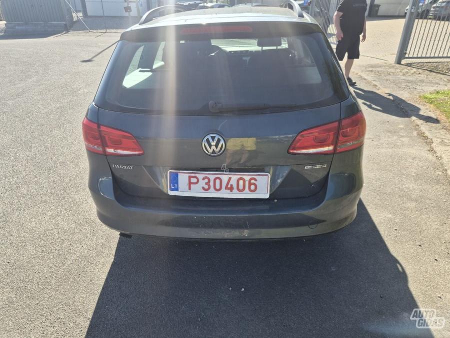 Blue Volkswagen Passat 2012 in Kaunas, with an engine capacity of 1.60 L and mileage of 269 thousand km for 4500 €, photo 4 on AUTOMOTO.COM.LV