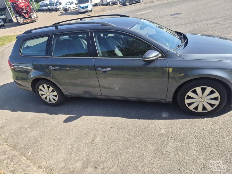 Blue Volkswagen Passat 2012 in Kaunas, with an engine capacity of 1.60 L and mileage of 269 thousand km for 4500 €, photo 5 on AUTOMOTO.COM.LV