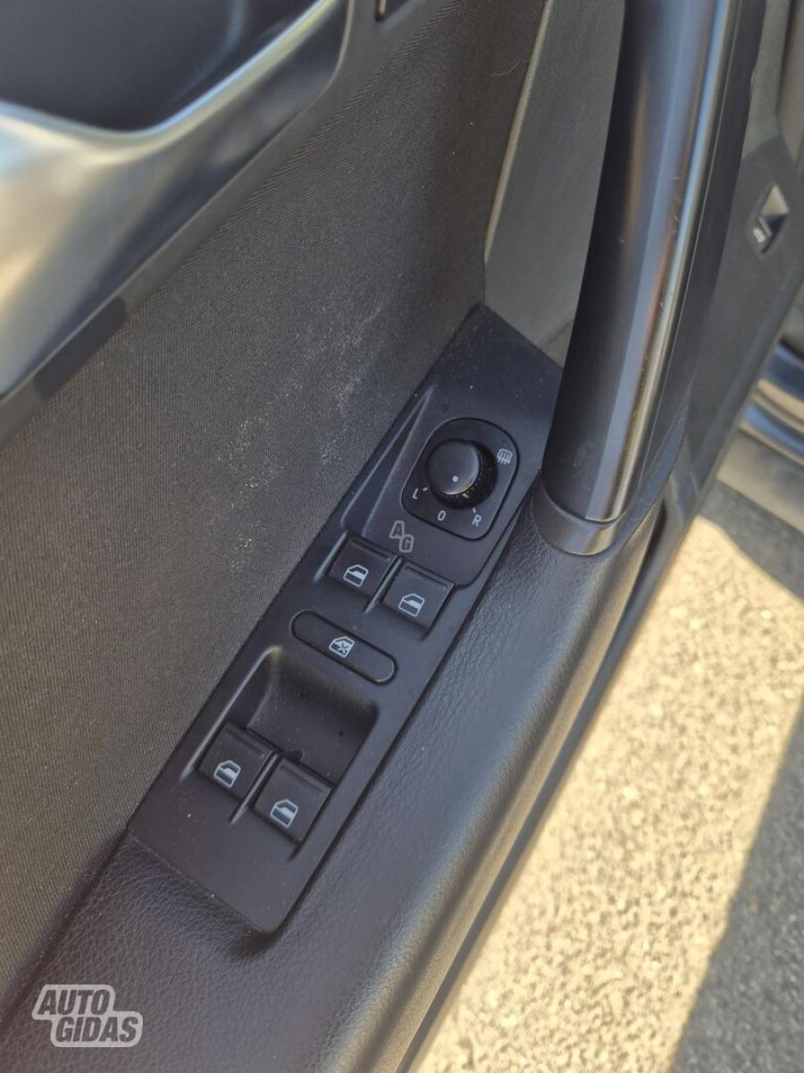 Blue Volkswagen Passat 2012 in Kaunas, with an engine capacity of 1.60 L and mileage of 269 thousand km for 4500 €, photo 10 on AUTOMOTO.COM.LV