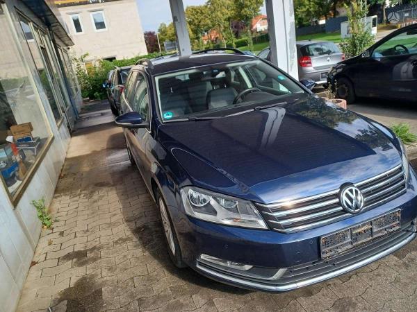 Blue Volkswagen Passat 2012 in Jurbarkas, with an engine capacity of 1.97 L and mileage of 288 thousand km for 3699 €, photo 3 on AUTOMOTO.COM.LV