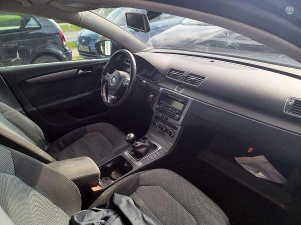 Blue Volkswagen Passat 2012 in Jurbarkas, with an engine capacity of 1.97 L and mileage of 288 thousand km for 3699 €, photo 5 on AUTOMOTO.COM.LV