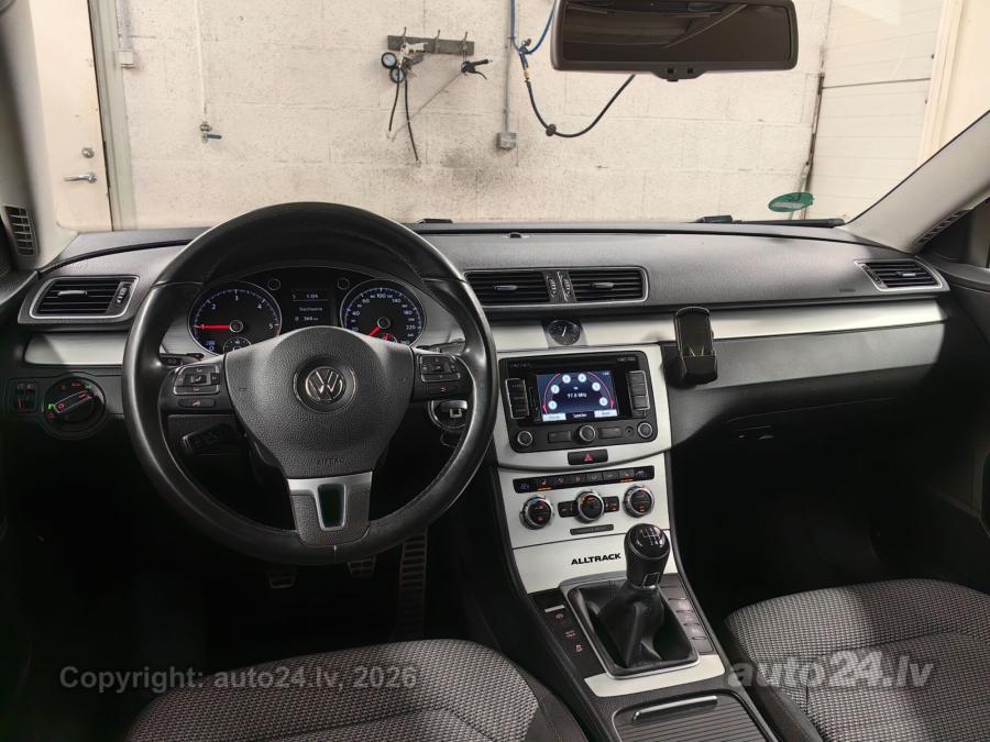 Blue Volkswagen Passat 2012 in Viljandi, with an engine capacity of 2.00 L and mileage of 295 thousand km for 6790 €, photo 7 on AUTOMOTO.COM.LV