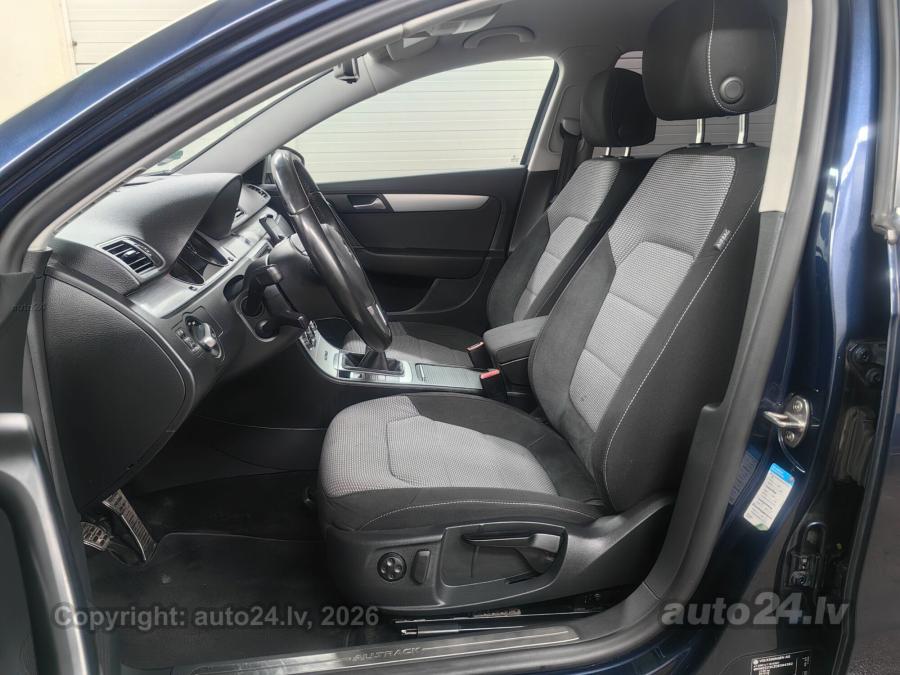 Blue Volkswagen Passat 2012 in Viljandi, with an engine capacity of 2.00 L and mileage of 295 thousand km for 6790 €, photo 8 on AUTOMOTO.COM.LV