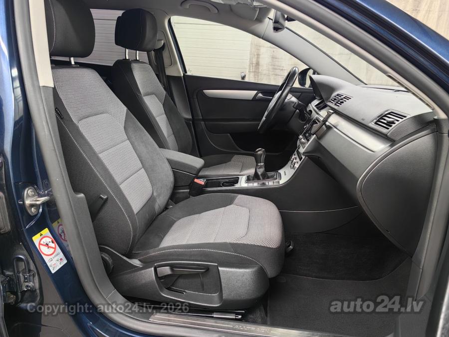 Blue Volkswagen Passat 2012 in Viljandi, with an engine capacity of 2.00 L and mileage of 295 thousand km for 6790 €, photo 13 on AUTOMOTO.COM.LV