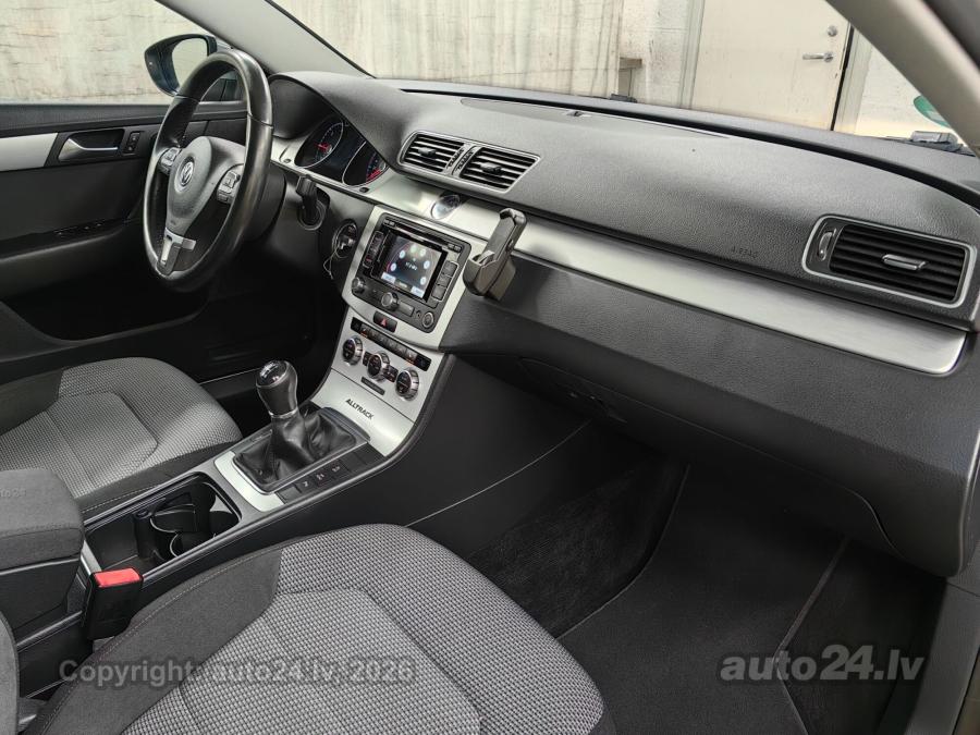 Blue Volkswagen Passat 2012 in Viljandi, with an engine capacity of 2.00 L and mileage of 295 thousand km for 6790 €, photo 14 on AUTOMOTO.COM.LV