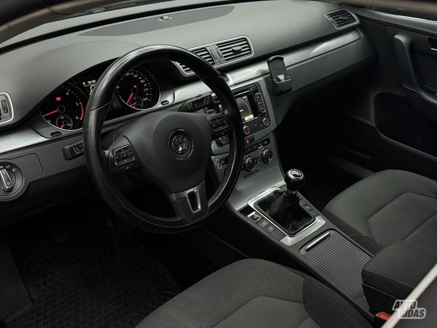 Blue Volkswagen Passat 2012 in Vilnius, with an engine capacity of 1.60 L and mileage of 174 thousand km for 4990 €, photo 8 on AUTOMOTO.COM.LV