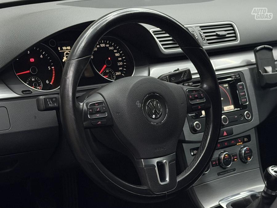Blue Volkswagen Passat 2012 in Vilnius, with an engine capacity of 1.60 L and mileage of 174 thousand km for 4990 €, photo 9 on AUTOMOTO.COM.LV