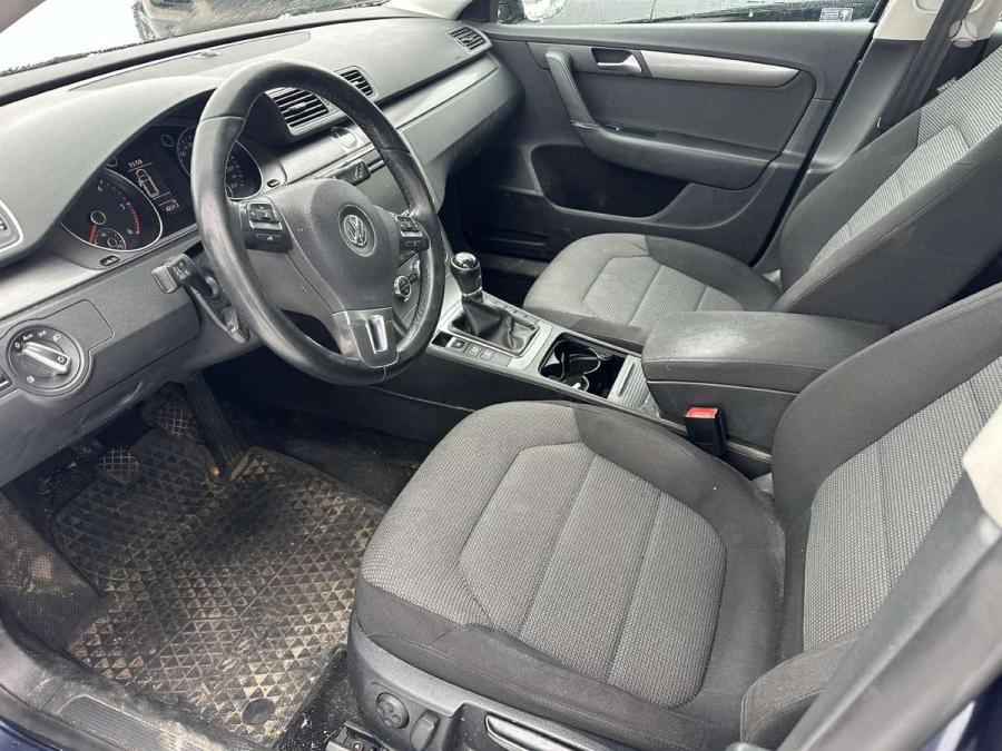 Zils Volkswagen Passat 2013 Kelmė, ar dzinēja tilpumu 2.00 L un nobraukumu 340 tūkst. km par 2850 €, foto 4 vietnē AUTOMOTO.COM.LV
