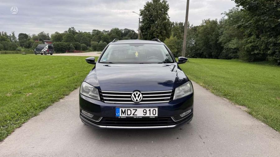 Blue Volkswagen Passat 2013 in Kelme, with an engine capacity of 1.97 L and mileage of 293 thousand km for 4900 €, photo 3 on AUTOMOTO.COM.LV