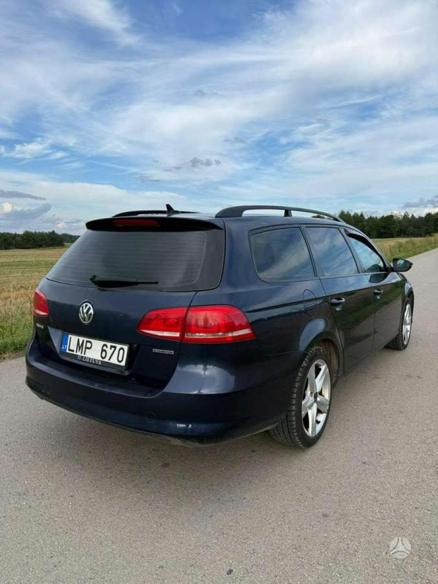 Blue Volkswagen Passat 2013 in Vilnius, with an engine capacity of 1.60 L and mileage of 407 thousand km for 2400 €, photo 4 on AUTOMOTO.COM.LV