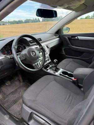 Blue Volkswagen Passat 2013 in Vilnius, with an engine capacity of 1.60 L and mileage of 407 thousand km for 2400 €, photo 8 on AUTOMOTO.COM.LV