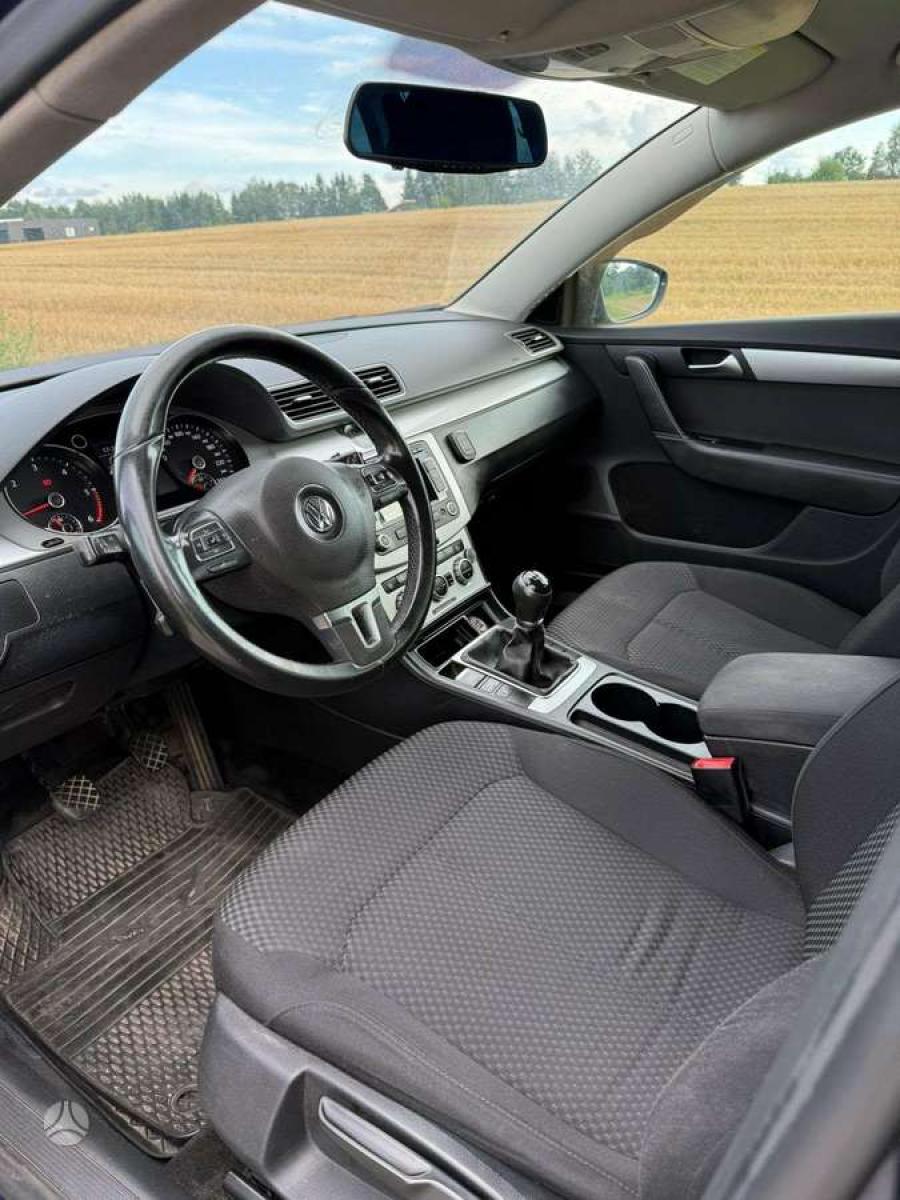 Blue Volkswagen Passat 2013 in Vilnius, with an engine capacity of 1.60 L and mileage of 407 thousand km for 2400 €, photo 8 on AUTOMOTO.COM.LV