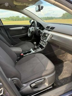 Blue Volkswagen Passat 2013 in Vilnius, with an engine capacity of 1.60 L and mileage of 407 thousand km for 2400 €, photo 9 on AUTOMOTO.COM.LV