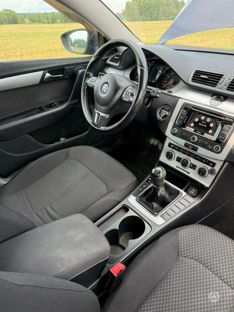 Blue Volkswagen Passat 2013 in Vilnius, with an engine capacity of 1.60 L and mileage of 407 thousand km for 2400 €, photo 10 on AUTOMOTO.COM.LV