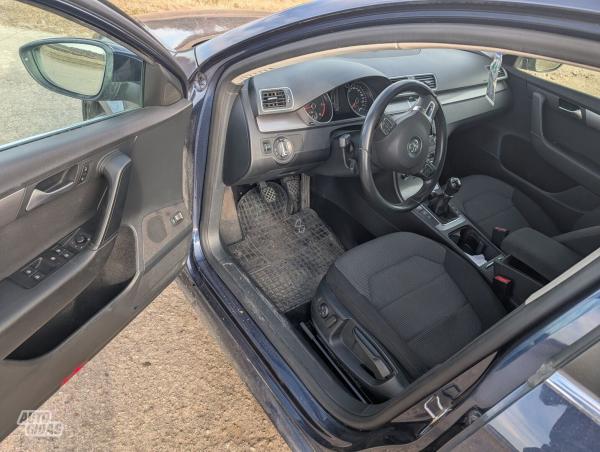 Blue Volkswagen Passat 2014 in Siauliai, with an engine capacity of 1.60 L and mileage of 312 thousand km for 5200 €, photo 5 on AUTOMOTO.COM.LV