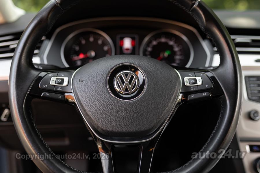 Zils Volkswagen Passat 2015 Tallina, ar dzinēja tilpumu 1.40 L un nobraukumu 136 tūkst. km par 10500 €, foto 12 vietnē AUTOMOTO.COM.LV