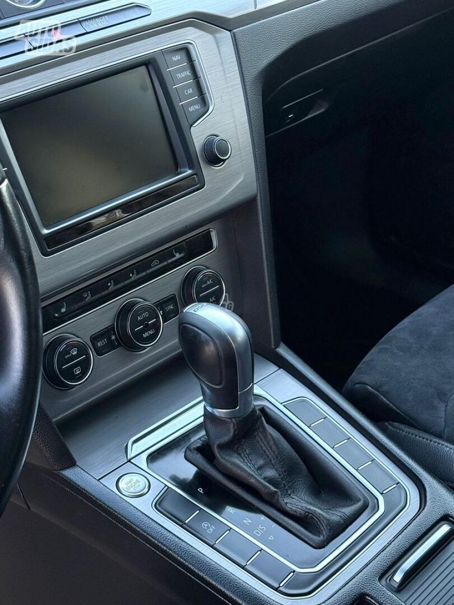 Blue Volkswagen Passat 2016 in Raseiniai, with an engine capacity of 2.00 L and mileage of 266 thousand km for 7450 €, photo 13 on AUTOMOTO.COM.LV