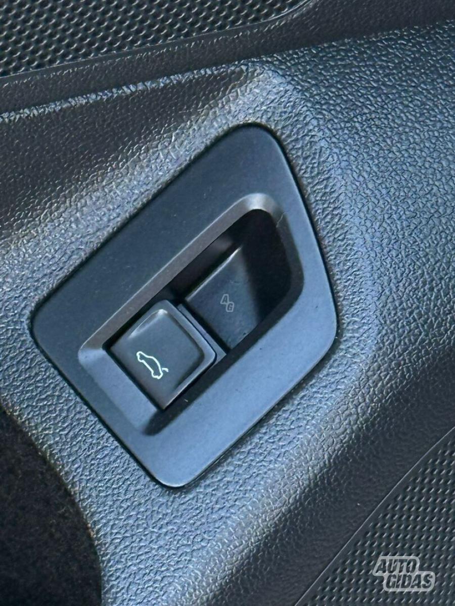 Blue Volkswagen Passat 2016 in Raseiniai, with an engine capacity of 2.00 L and mileage of 266 thousand km for 7450 €, photo 15 on AUTOMOTO.COM.LV