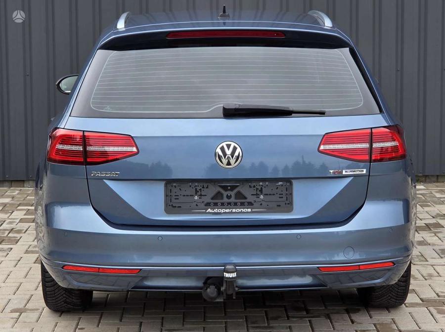 Blue Volkswagen Passat 2016 in Kaunas, with an engine capacity of 1.60 L and mileage of 300 thousand km for 7999 €, photo 4 on AUTOMOTO.COM.LV