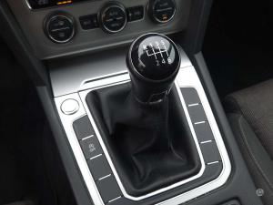 Blue Volkswagen Passat 2016 in Kaunas, with an engine capacity of 1.60 L and mileage of 300 thousand km for 7999 €, photo 16 on AUTOMOTO.COM.LV