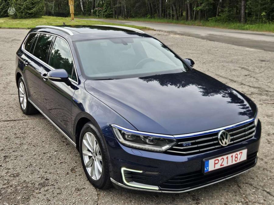 Blue Volkswagen Passat 2016 in Alytus, with an engine capacity of 1.40 L and mileage of 205 thousand km for 10699 €, photo 1 on AUTOMOTO.COM.LV